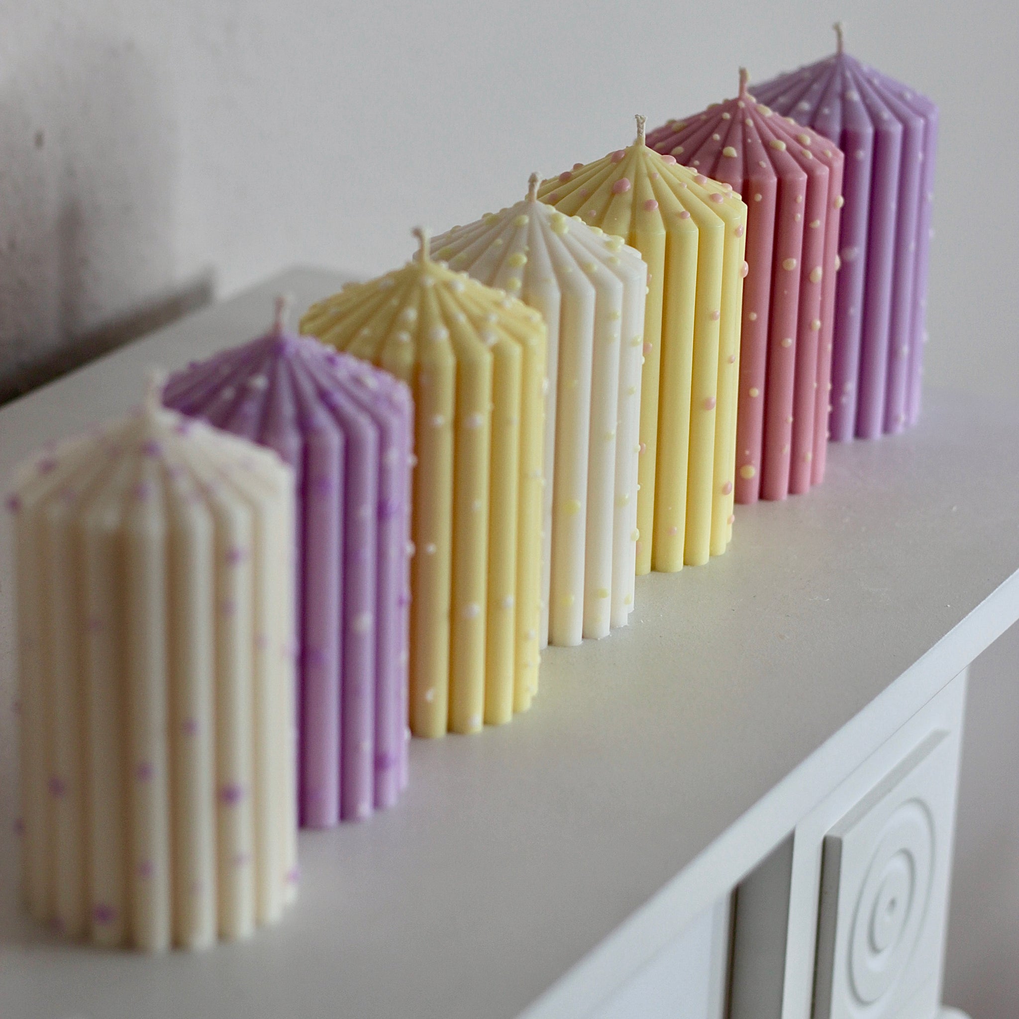 Gepunktete Stumpenkerze ; „Queen klein“ ; Rillen, bunte Punkte Summer